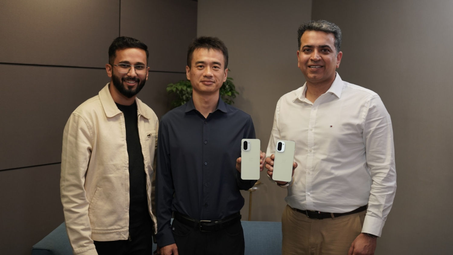 EXCLUSIVE: Hands-on of OnePlus 15R with Snapdragon 8 Gen 5 SoC, India ...