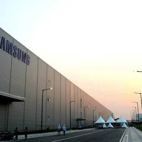 Samsung’s new manufacturing plant in Noida is the largest mobile phone ...