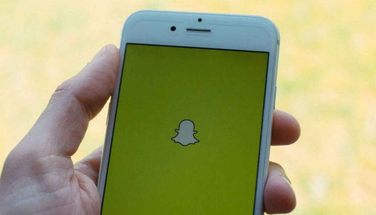 New Snapchat update draws ire of over 6 lakh users | Digit